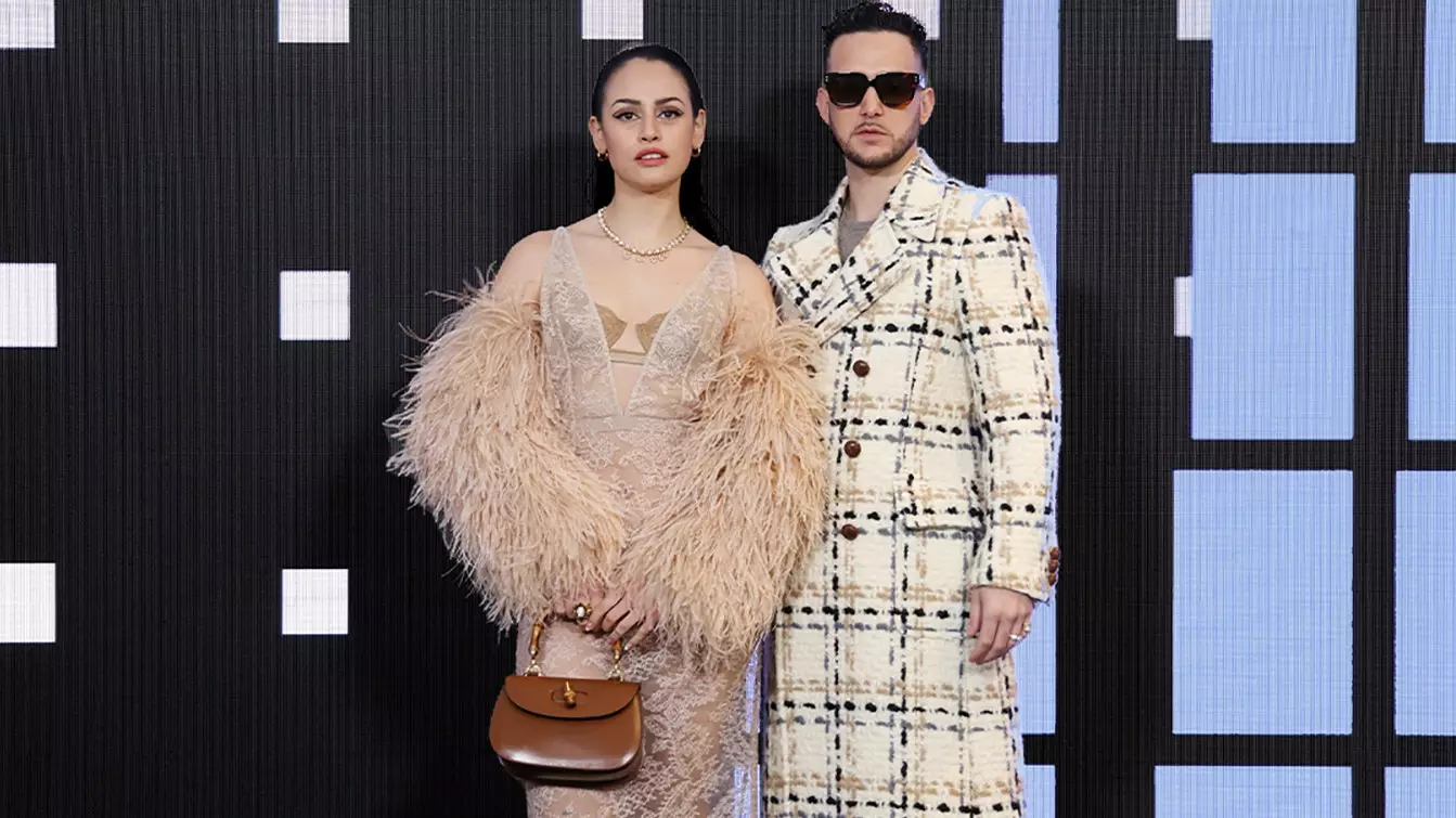 C. Tangana 和他的女友 Rocío Aguirre 在米蘭時裝週的 Gucci 秀場上。