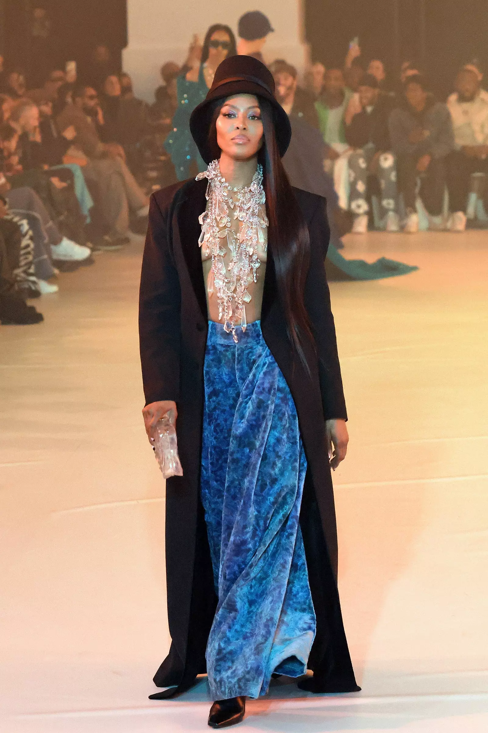 Naomi Campbell ĉe la OffWhite-spektaklo ĉe Paris Fashion Week.