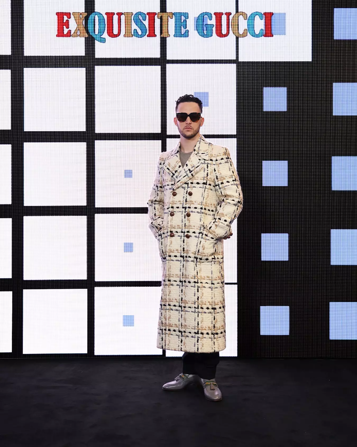 C. Tangana útnoege foar de Gucci-parade op Miln Fashion Week febrewaris 2022.