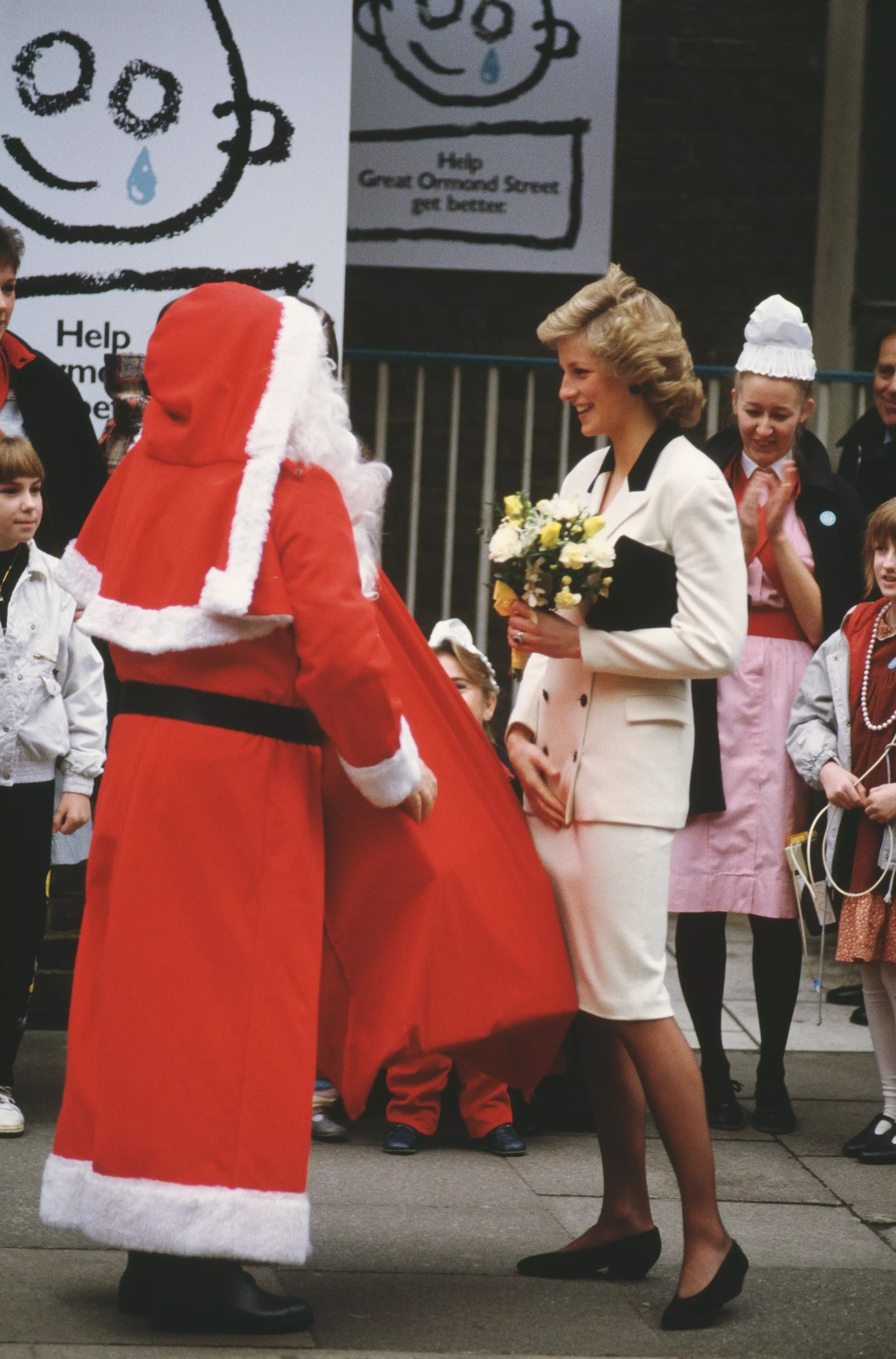 Lady Di praat mei Santa Claus by de útgong fan in bernesikehûs yn Londen desimber 1987