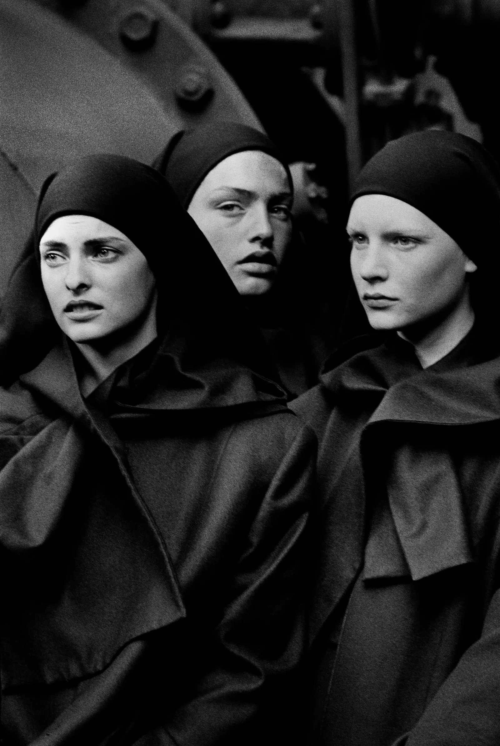 Linda Evangelista Michaela Bercu na Kirsten Owen nke Peter Lindbergh gosipụtara na Pontà Mousson na 1988.