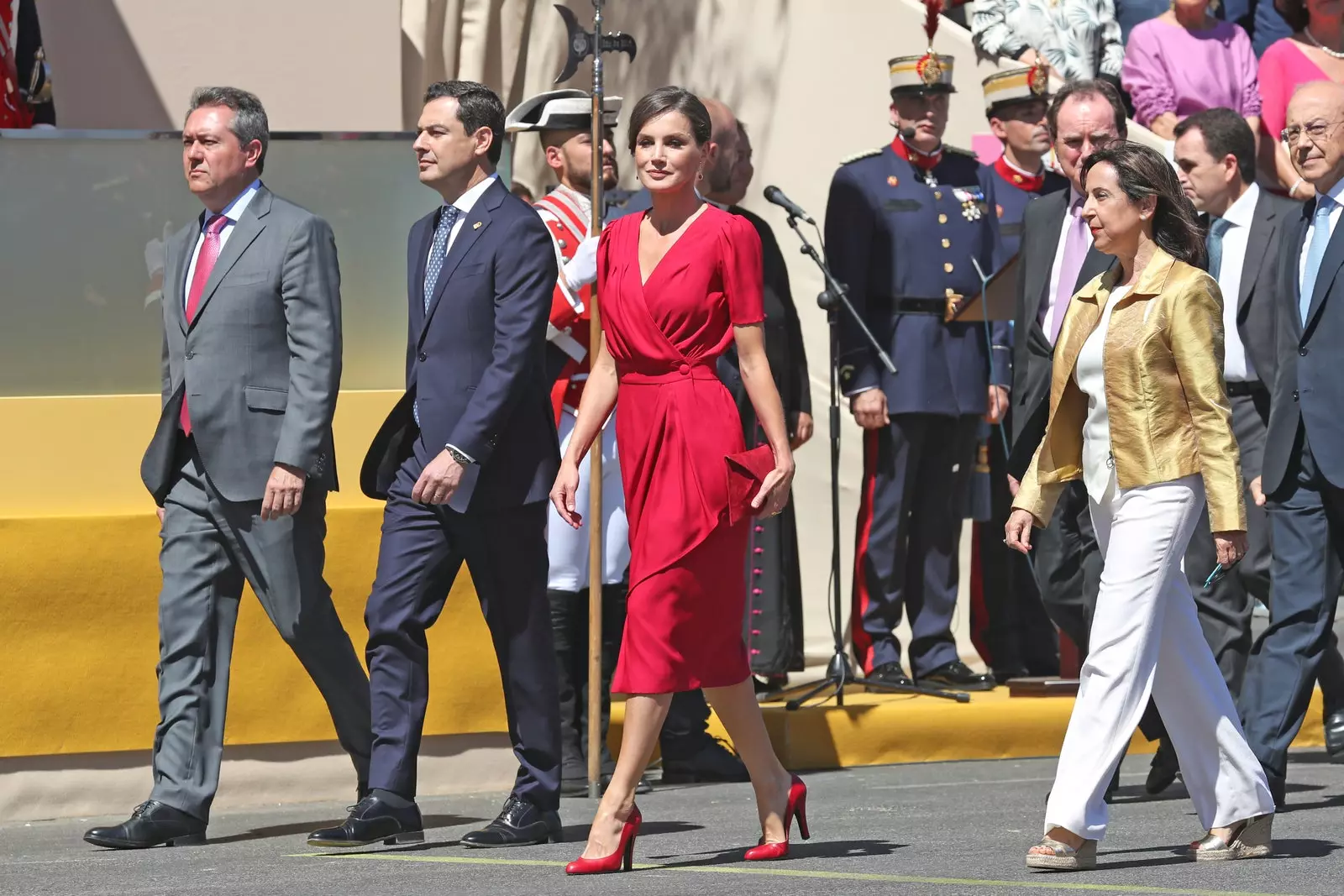 Ratu Letizia debut pakéan beureum kadua saminggu kalayan siluet bungkus leungeun baju pondok sareng desain Sevillian