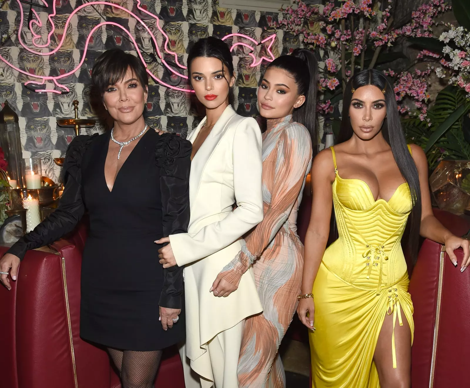 Pinuna ng mga Kardashians ang sobrang photoshop ng kanilang huling family photo