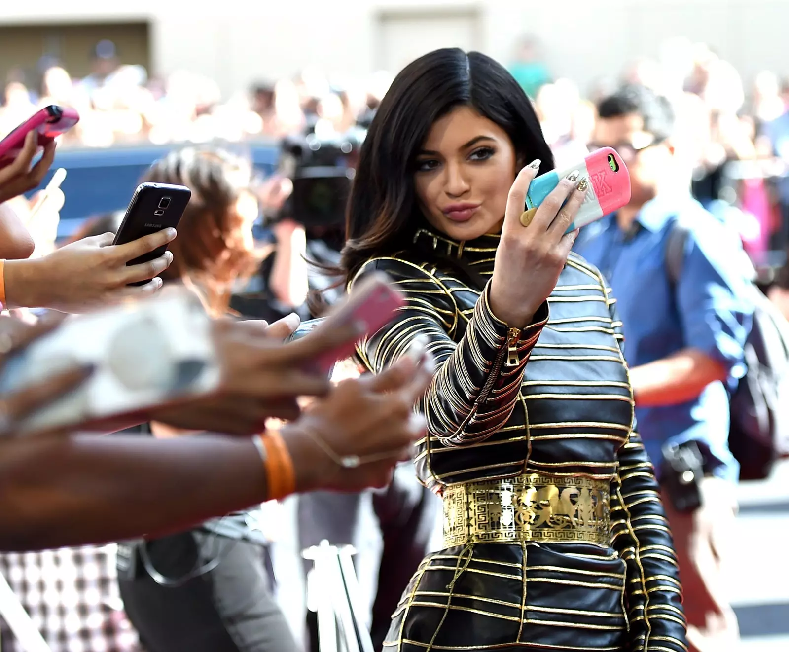 Kylie Jenner anozadza miromo yake zvakare mushure memwedzi mitatu yega