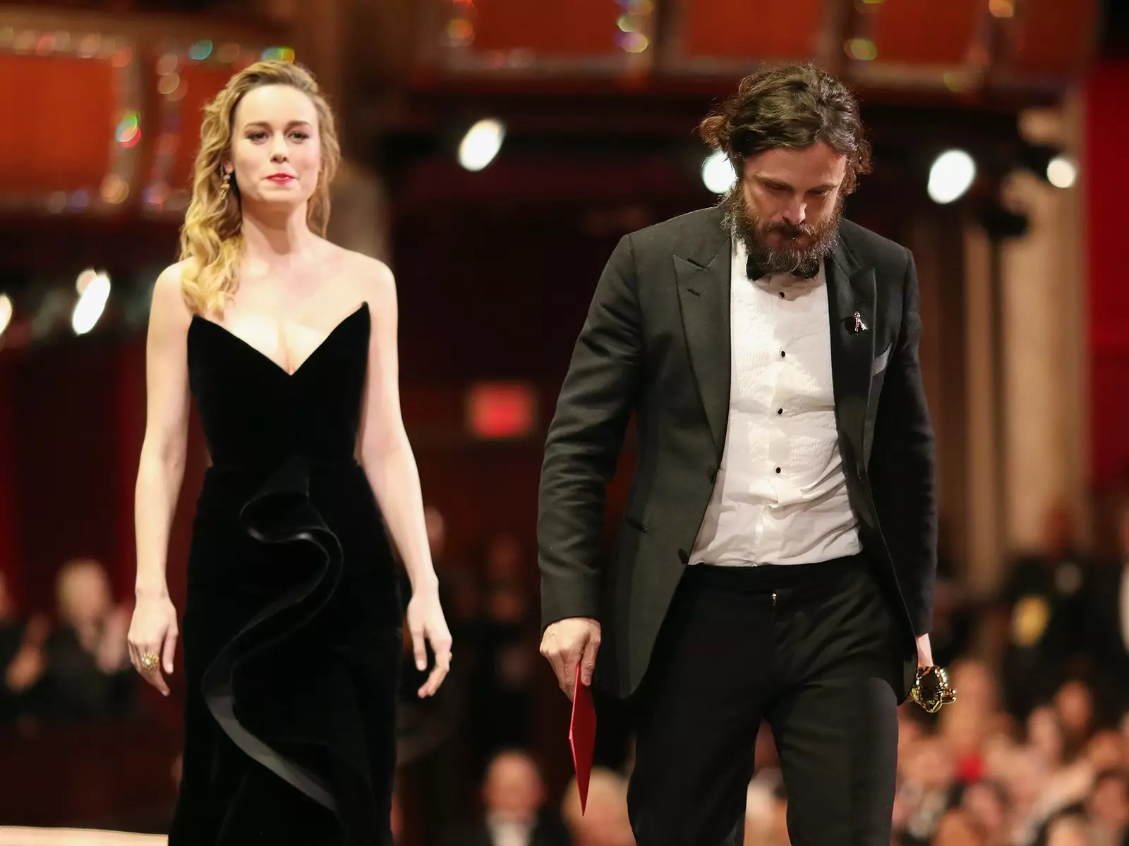 Brie Larson e Casey Affleck depois que ela o presenteou com o Oscar de melhor ator.