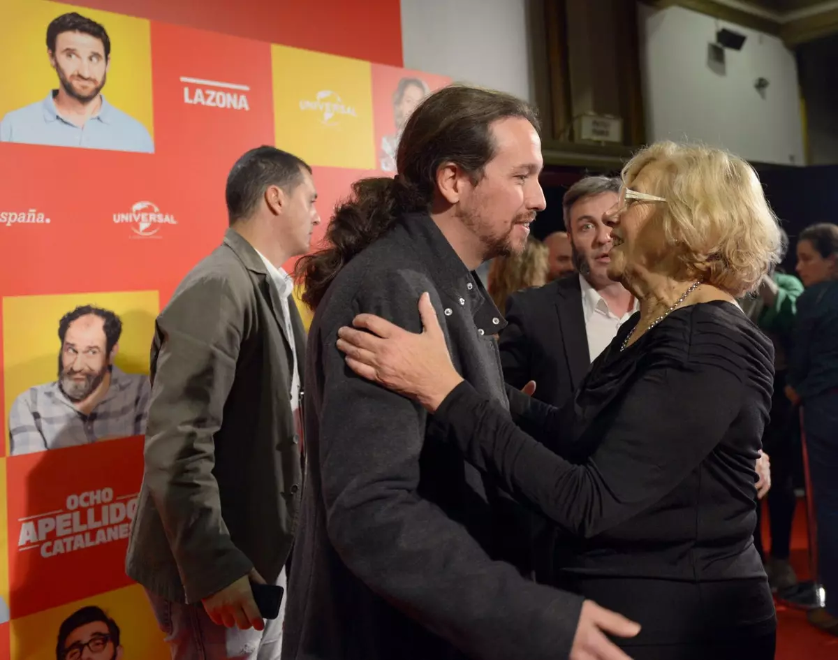 Pablo Iglesias và Manuela Carmena chào nhau tại buổi ra mắt phim 'Ocho họ tên catalanes' ở Madrid.