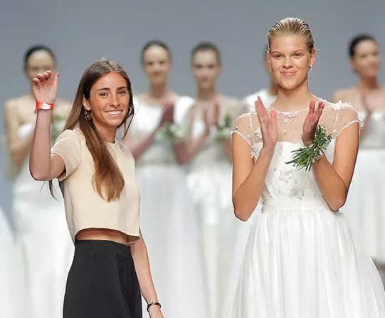 Cristina Tamborero melambaikan tangan ing parade.