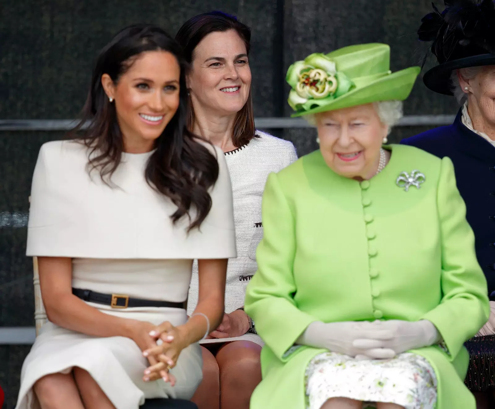 Samantha Cohen agter die koningin en Meghan Markle.