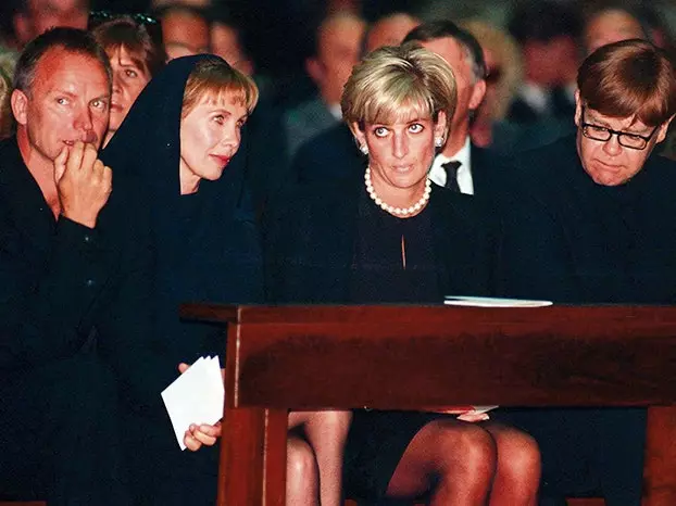 Au premier rang pour les funérailles d'une star Sting sa femme Trudy Diana et Elton.