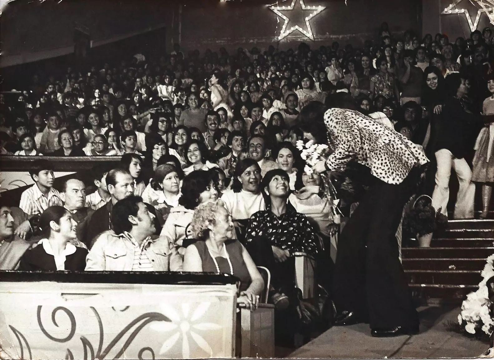 Camilo Sesto anaweka wakfu wimbo kwa Lourdes Ornelas wakati wa utendaji katika 1975.