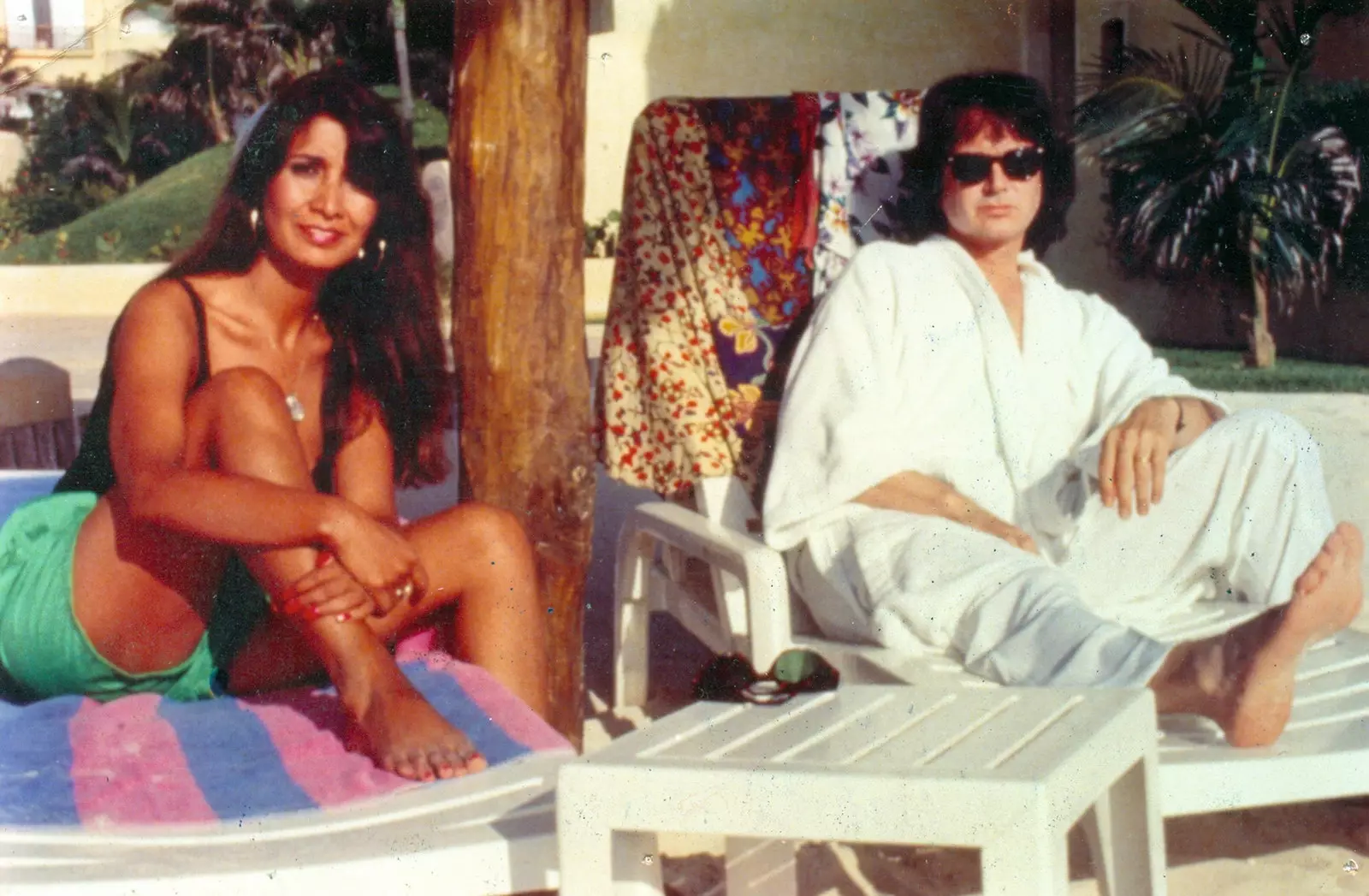 Η Lourdes Ornelas και ο Camilo Sesto κατά τη διάρκεια ενός ταξιδιού στο Κανκούν το 1990.