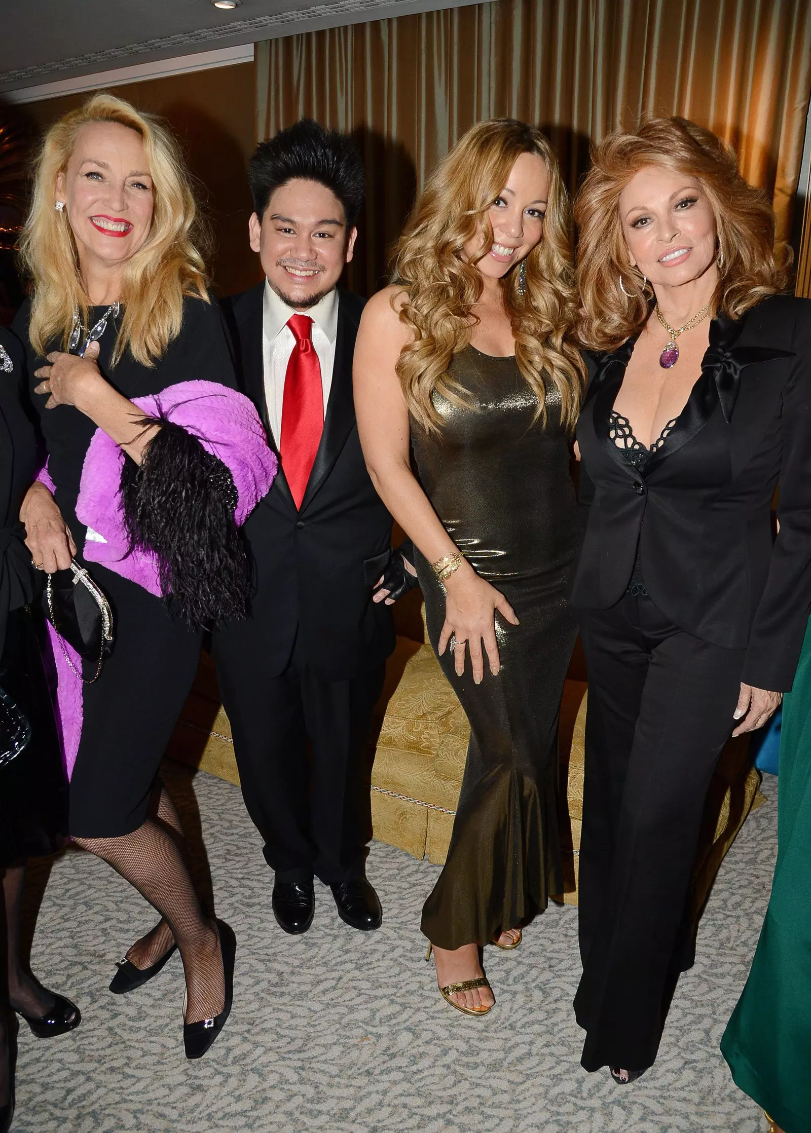 Jerry Hall Mariah Carey ve Raquel Welch, 2012 yılında Prens Azim'in doğum günü partisinde.