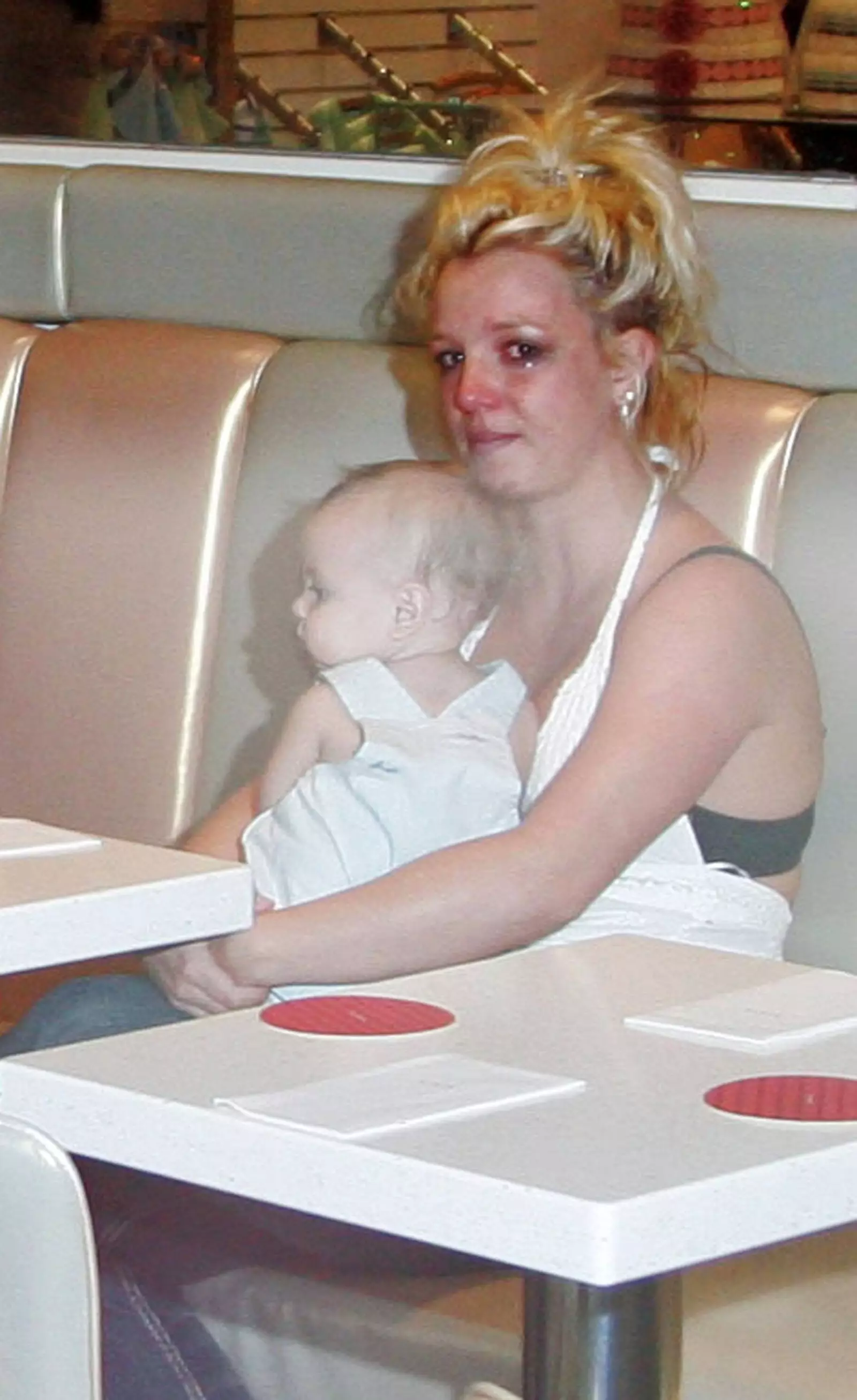 Britney Spears græder på en restaurant den 18. maj 2006 efter hændelsen med hendes baby.