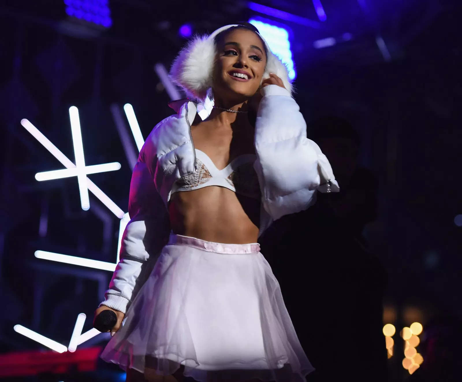 Ariana Grande yn cysegru cân i'w chyn-gariadon