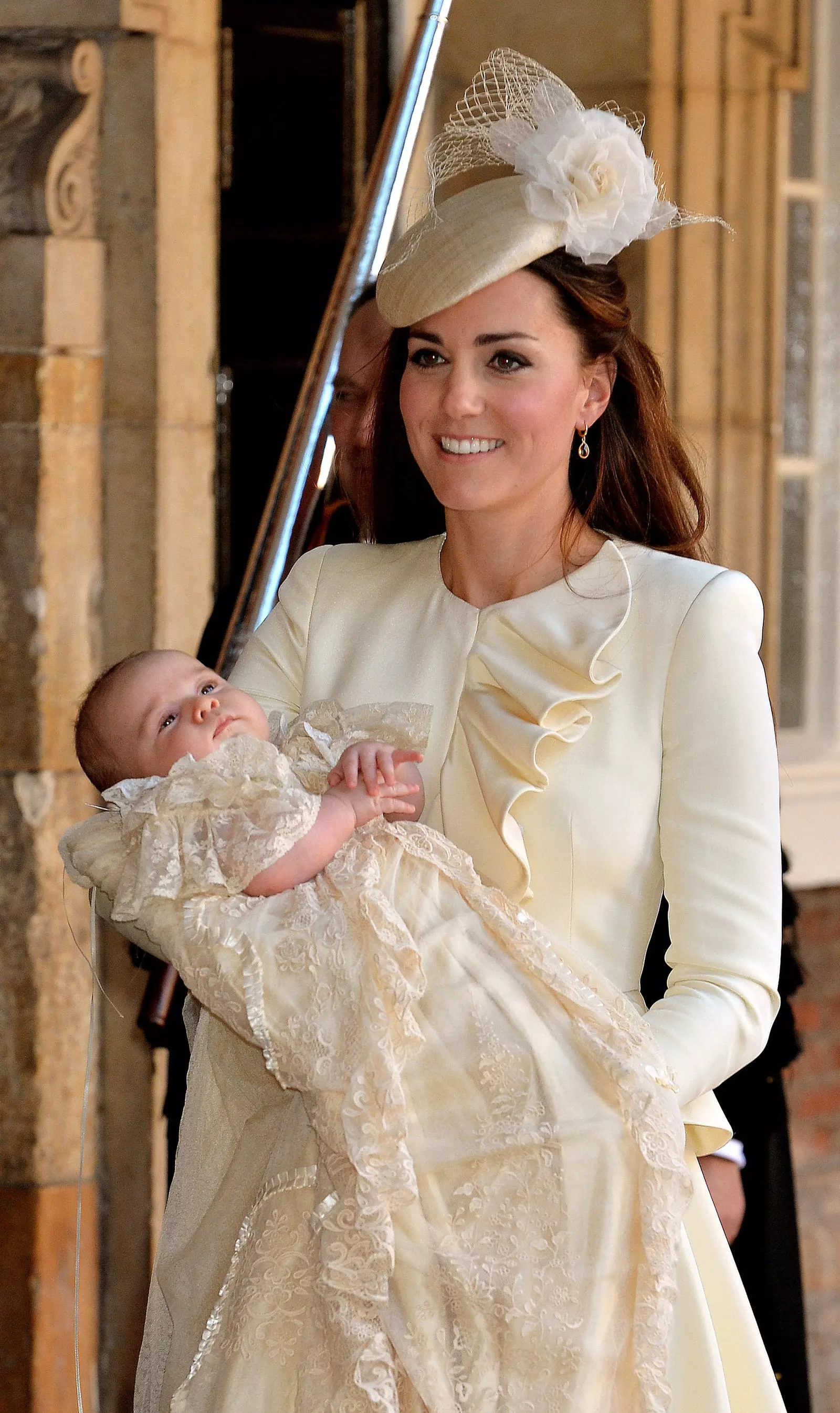 Duchess of Cambridge dengan anak sulungnya dalam pelukan.