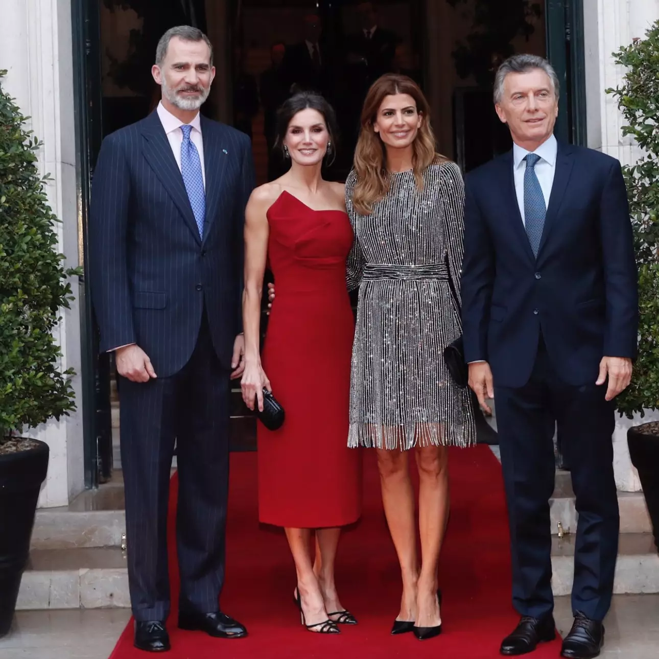 Το 'φαινόμενο Letizia' αυτό συμβαίνει στα καταστήματα κάθε φορά που η βασίλισσα ντύνεται στα κόκκινα