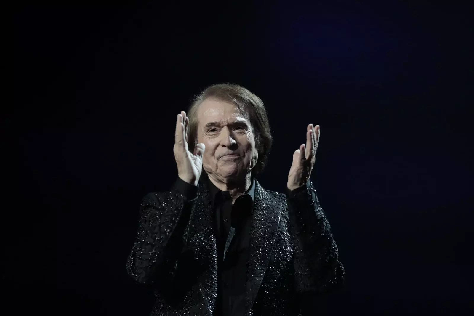 Рафаел аплаудира током свог вечерашњег концерта у Мадриду у присуству краљице Софије.