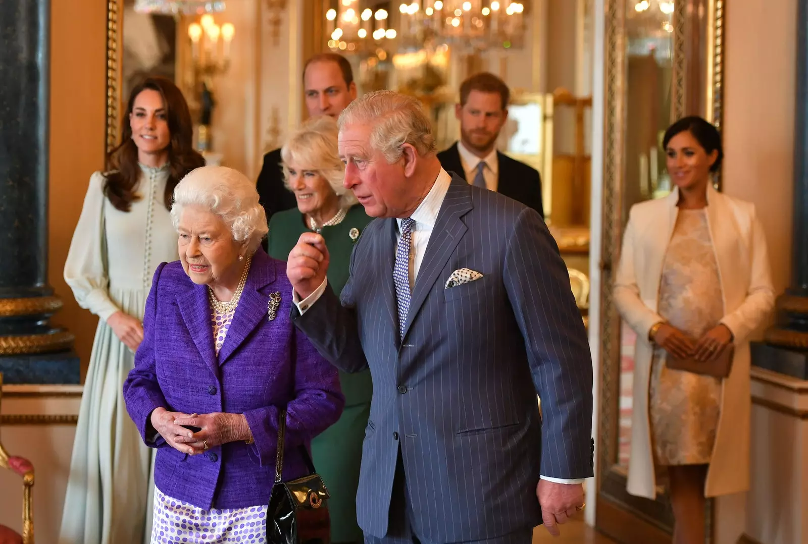 Королева Елизавета II, принц Чарльз, герцог и герцогиня Сассекские и Кембриджские в Букингемском дворце.