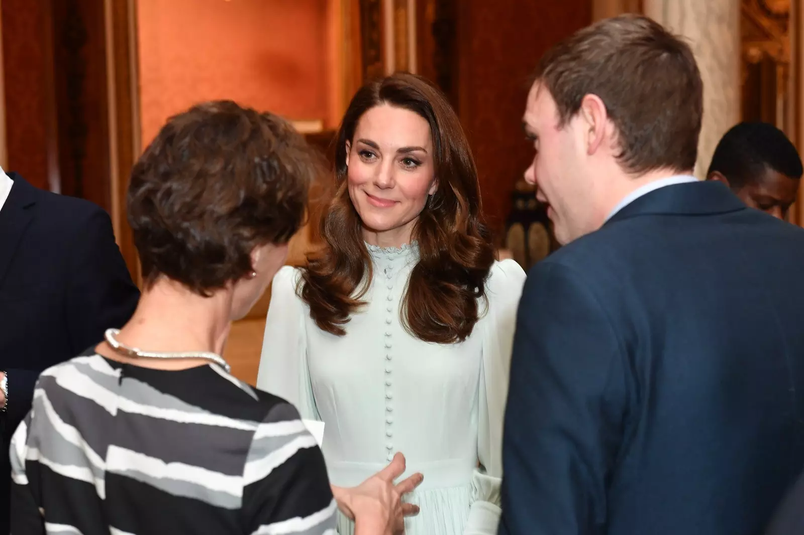 Kate Middleton oo ku sugan sanad guuradii 50-aad ee Amiirka Wales ee wax-soo-saarka ee Buckingham Palace.