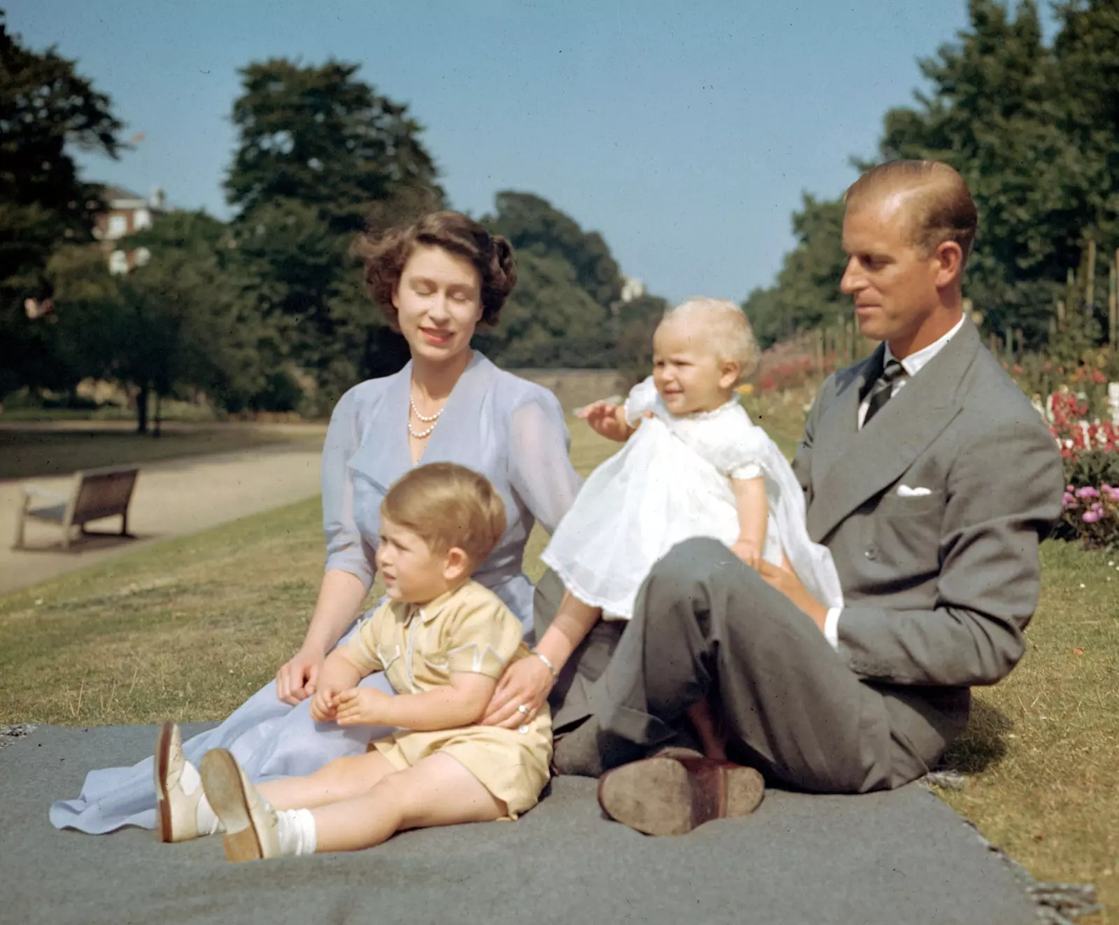 राणी एलिझाबेथ II आणि एडिनबर्गचा ड्यूक त्यांच्या मुलांसह प्रिन्सेस चार्ल्स आणि ऍनी.