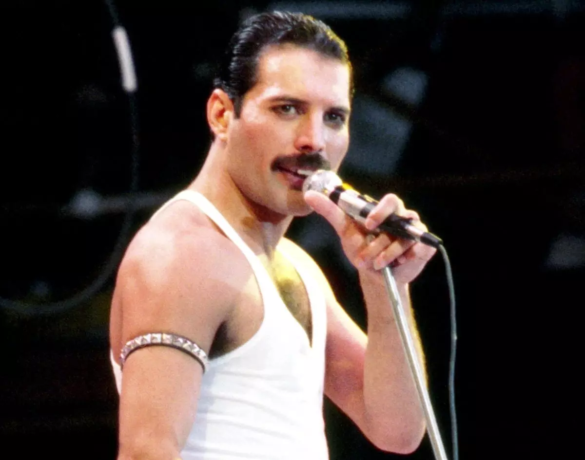 Freddie Mercury នៅក្នុងការប្រគុំតន្ត្រីក្នុងឆ្នាំ 1985 ។