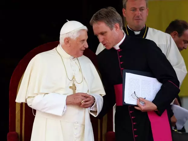 Georg en paus Benedictus XVI delen opmerkingen na een mis in 2008.