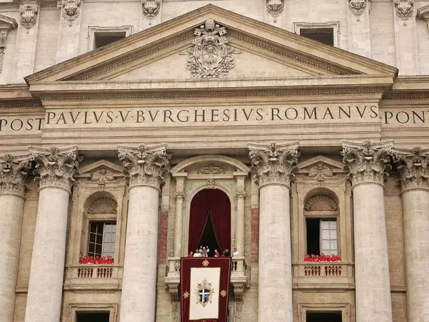 Papa Benedict XVI, Şubat 2005'teki genel seçimlerin ardından Aziz Petrus Bazilikası'nın balkonunu selamlamak için dışarı çıktı.