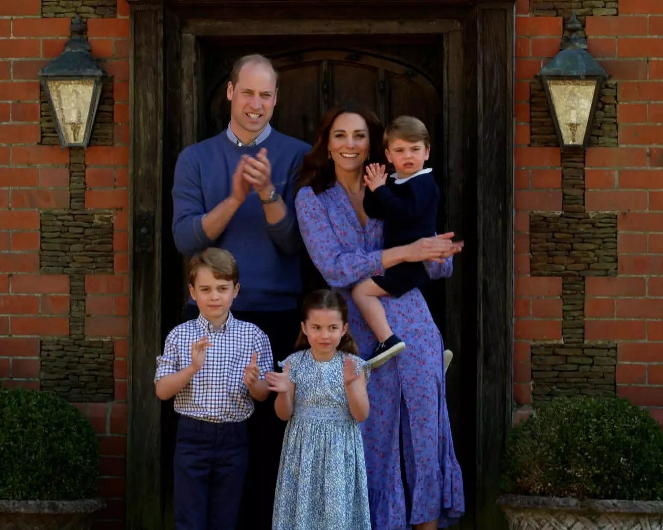 Nous savons d'où vient la magnifique robe à fleurs de Kate Middleton dans la vidéo de famille d'applaudissements