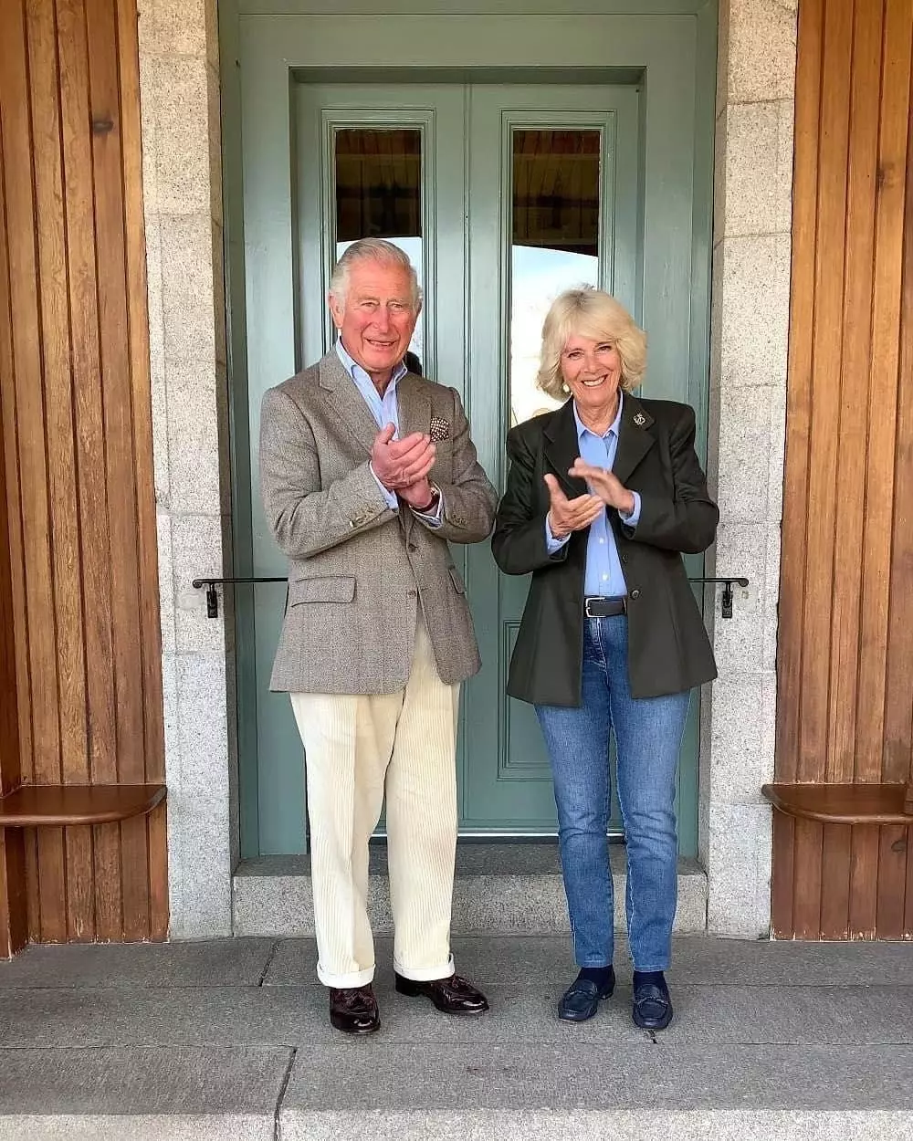 Pangeran Charles dan Camilla bertepuk tangan untuk toilet.