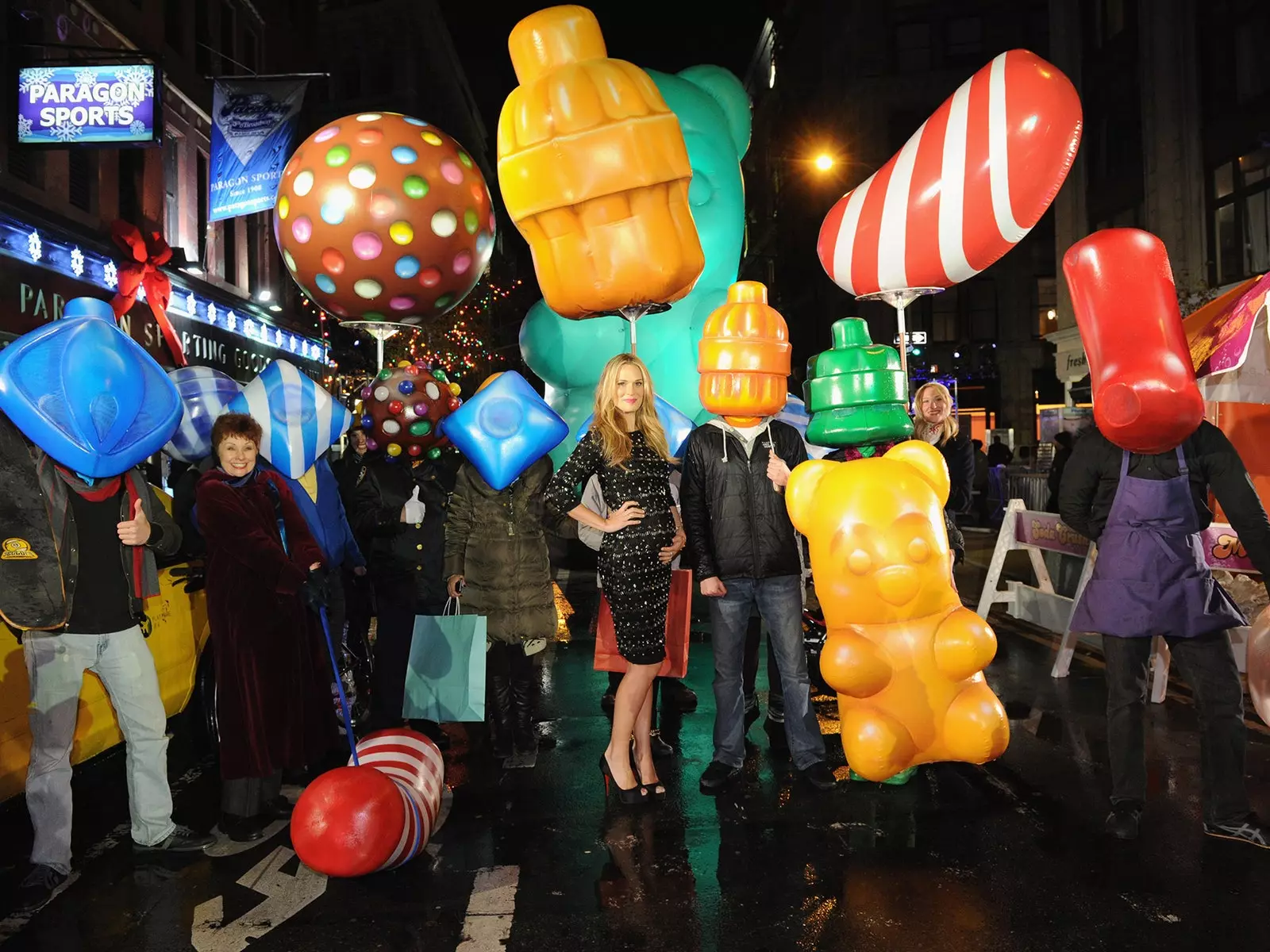 Model Molly Sims poserer under lanceringsfesten for en ny del af Candy Crush Saga-spillet i 2014.