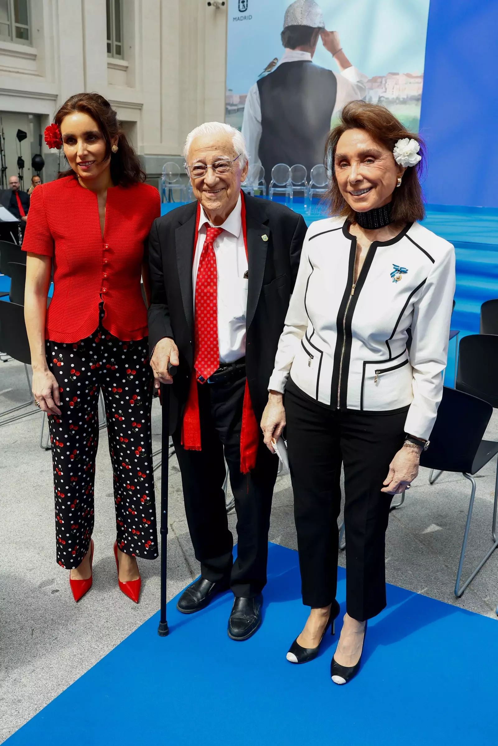 Paloma Segrelles mor och dotter med pappa Ángel vid prisutdelningen för 2022 års San Isidro-medaljer.