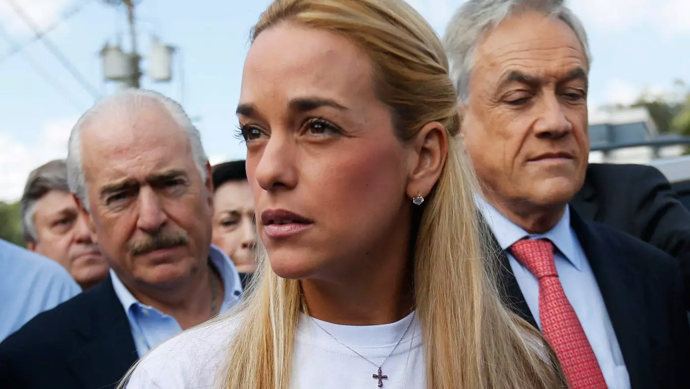 Lilian Tintori ភរិយារបស់ Leopoldo López បានថតរូបនៅទីក្រុង Caracas ជាមួយ Sebastián Pinera អតីតប្រធានាធិបតីនៃប្រទេសឈីលី និង Andr...