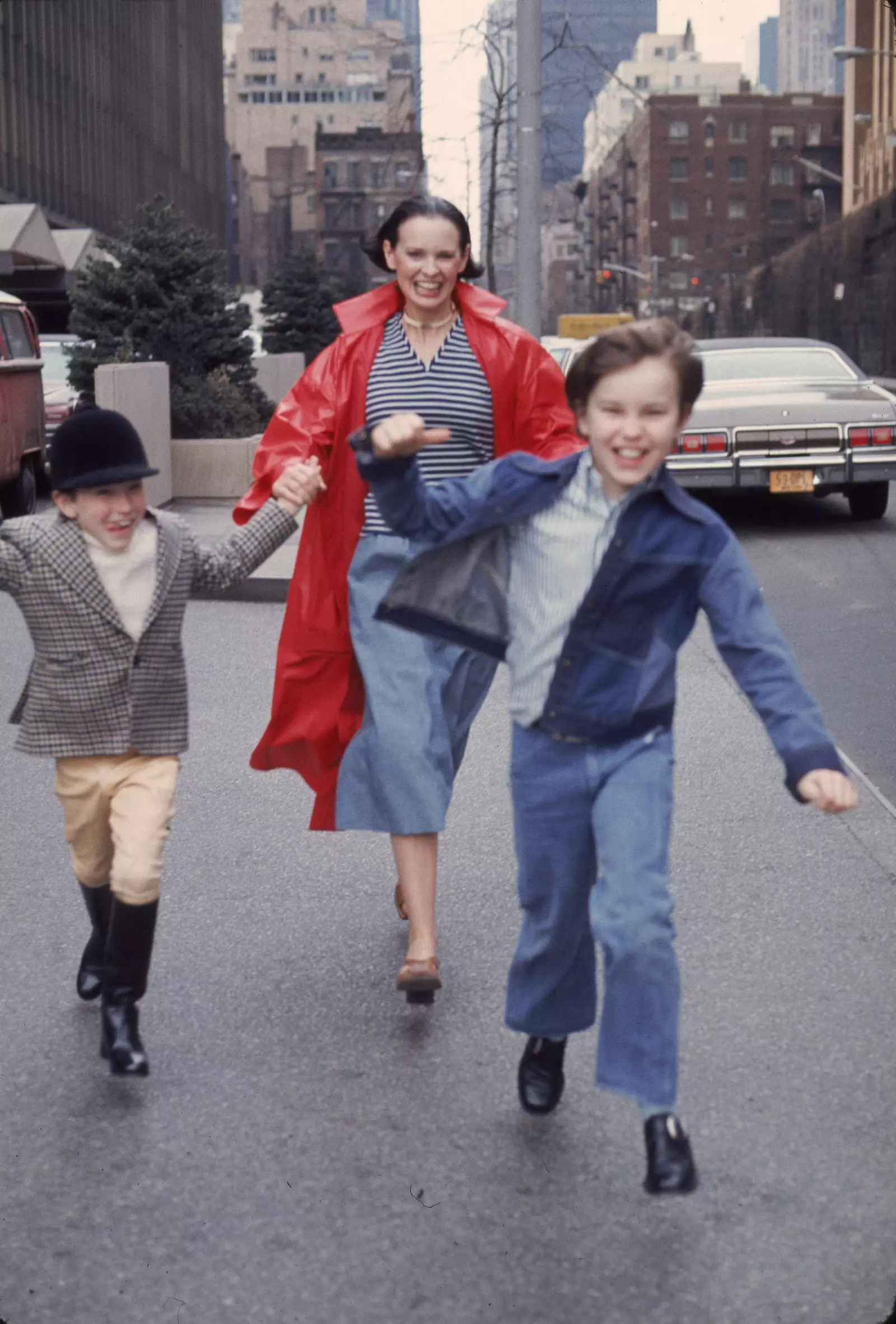 Gloria Vanderbilt a její děti Carter a Anderson v New Yorku v roce 1976.