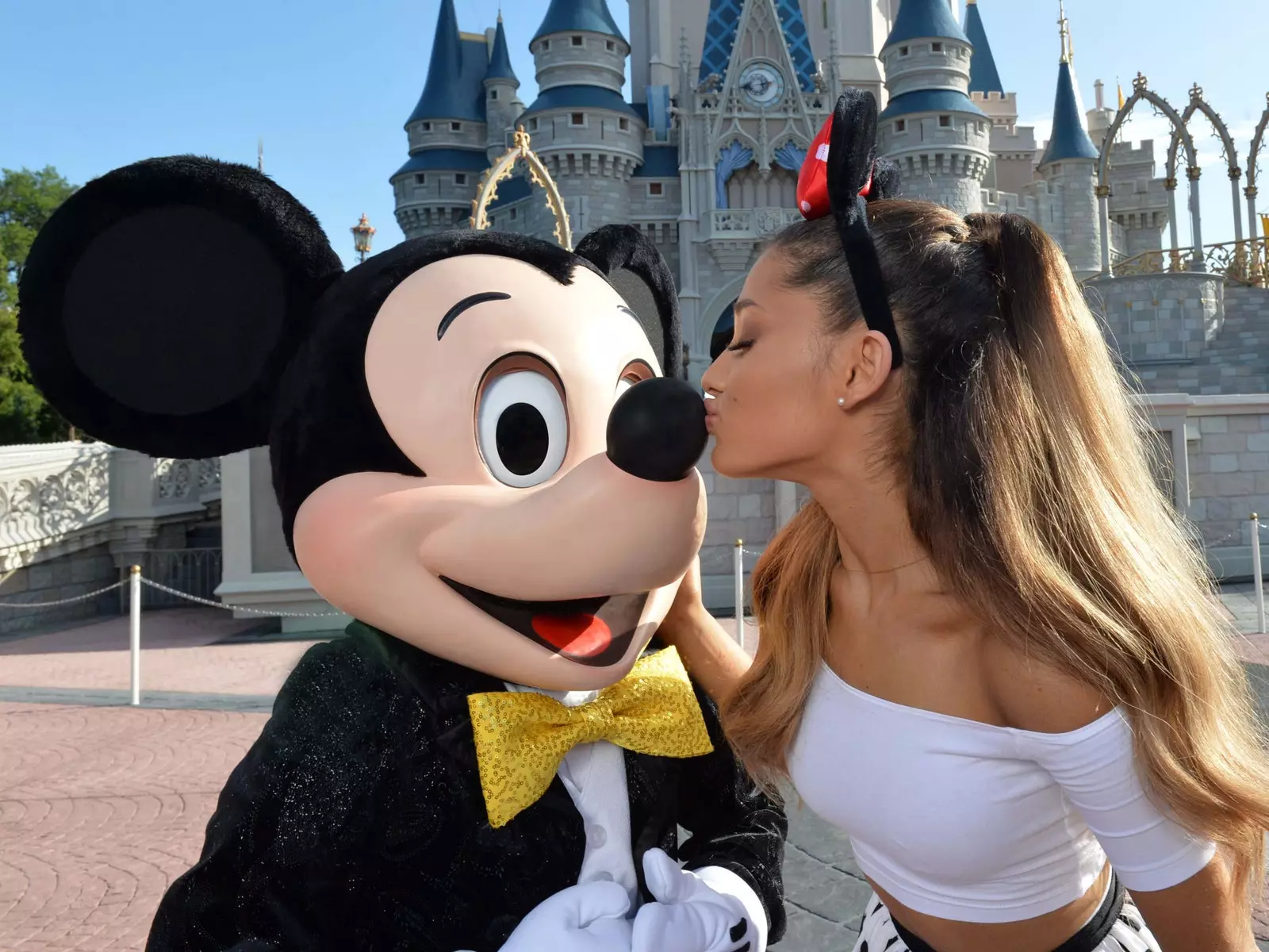 Ariana Grande anambusu panya maarufu.