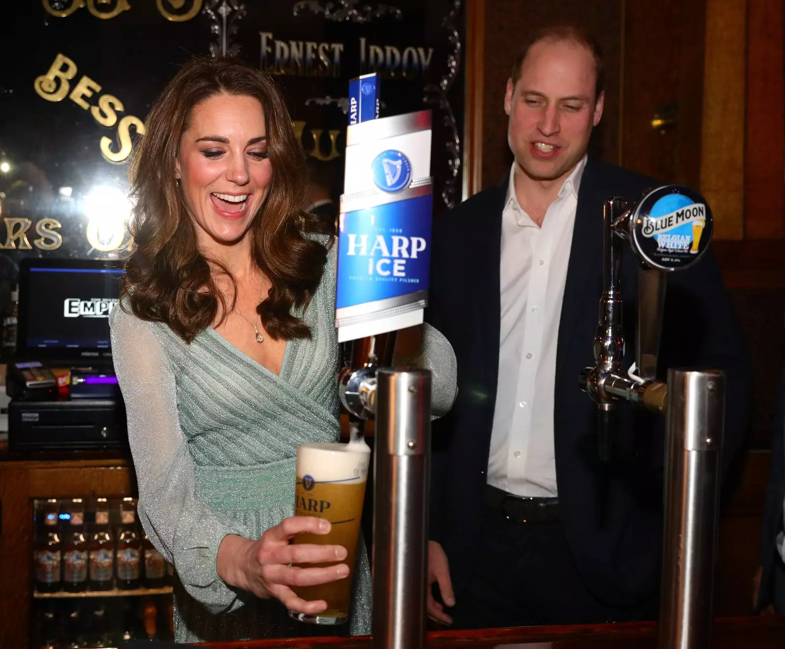 Kate Middleton Kelnerin vir 'n dag Die hertogin wys sy weet hoe om die perfekte pint bier te skink