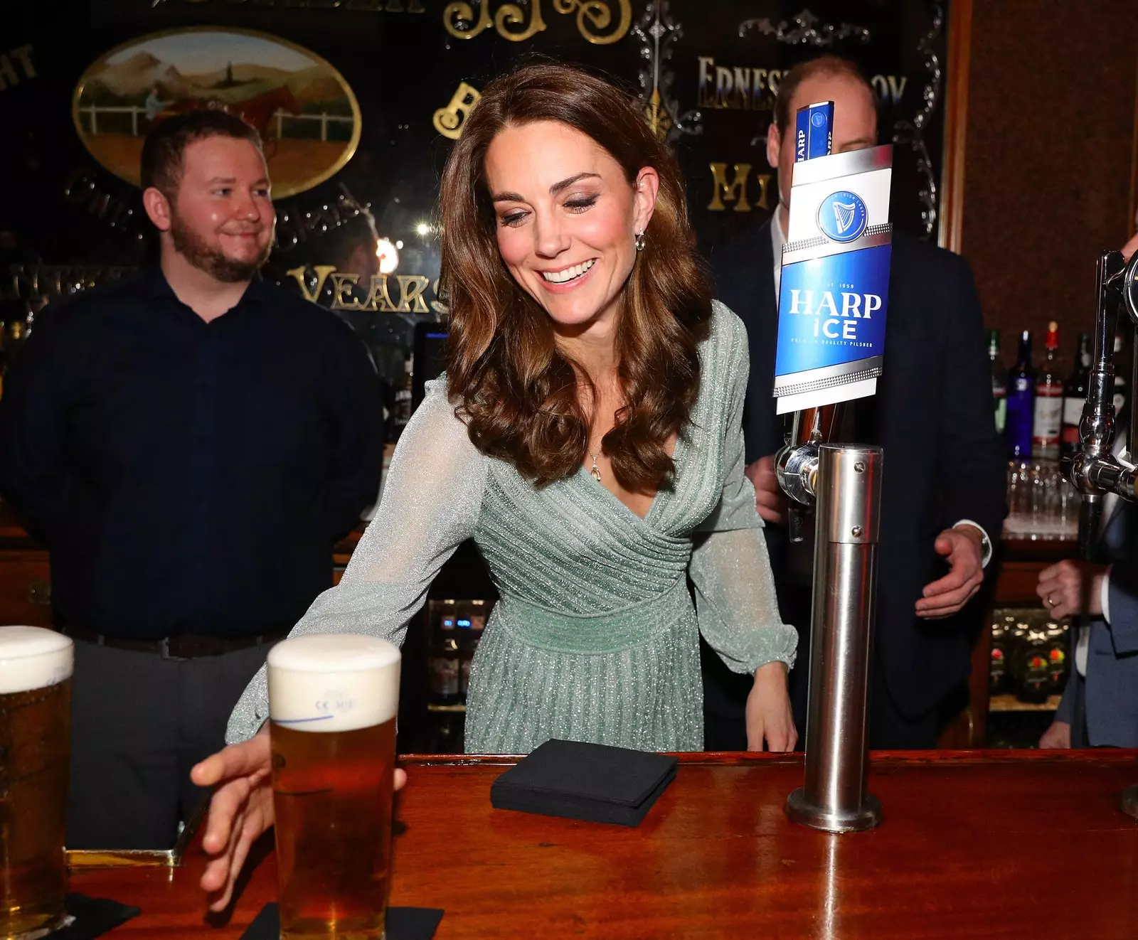 Kate Middleton skink vir haar 'n bier in Noord-Ierland.