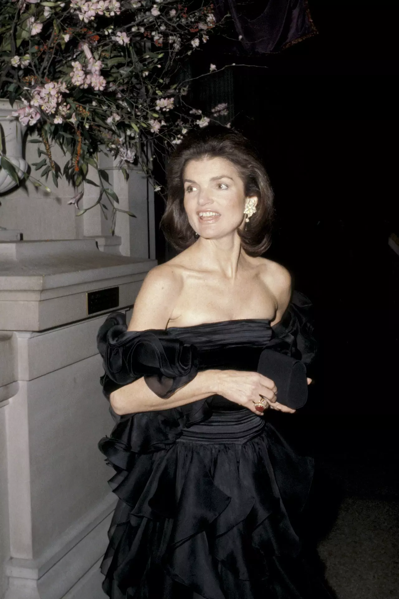 A imagem pode conter Vestuário Vestido de Noite Vestido Vestuário Robe Moda Jacqueline Kennedy Onassis Humano e Pessoa