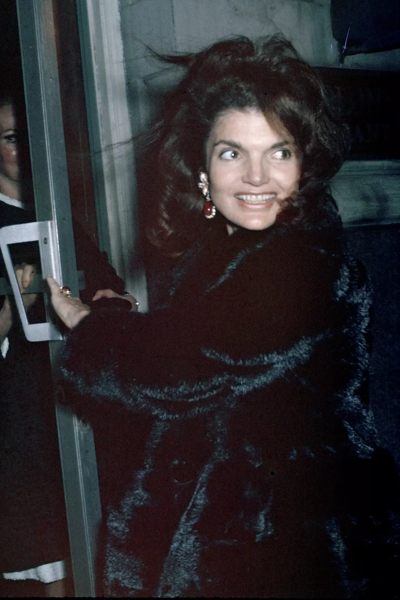 A imagem pode conter Jacqueline Kennedy Onassis Vestuário Vestuário Manga Pessoa Humana e Porta