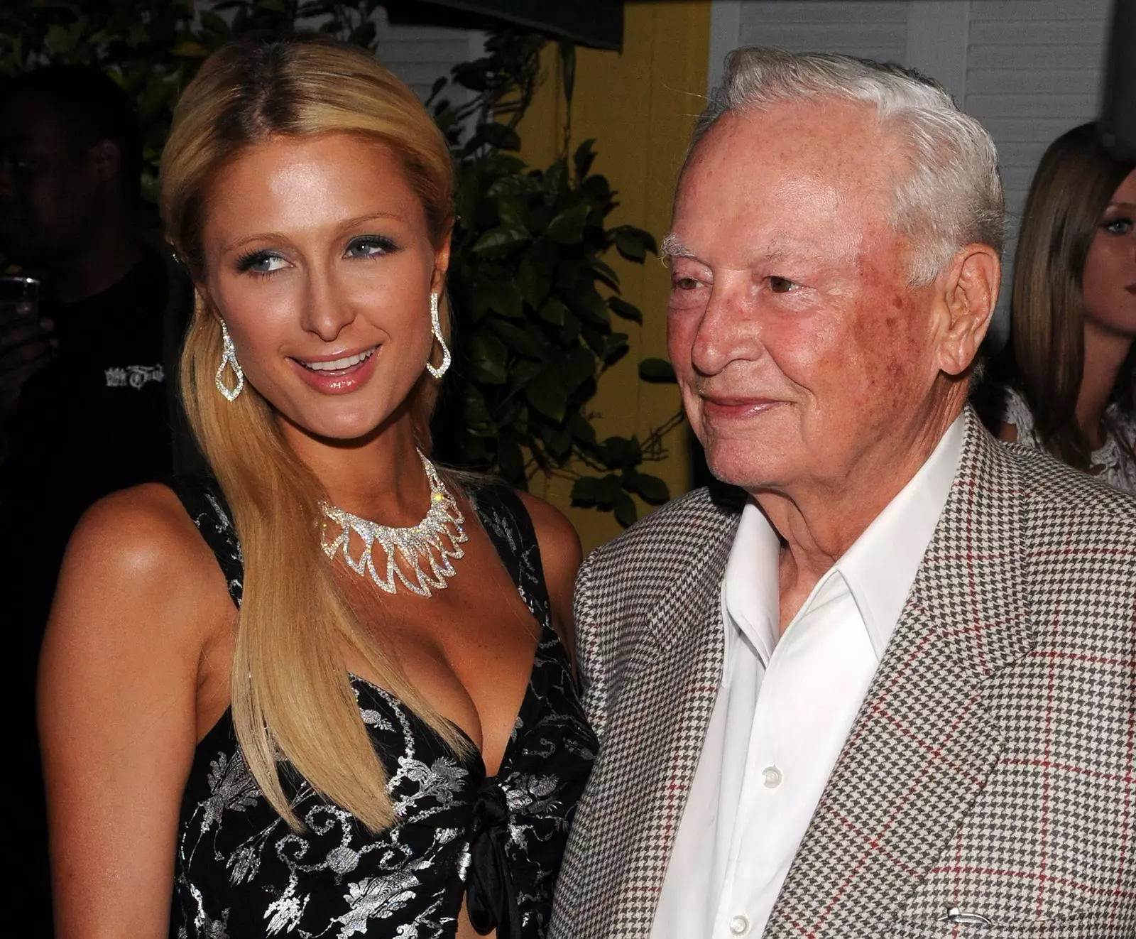 Paris Hilton กับคุณปู่ของเธอ Barron Hilton ในปี 2010