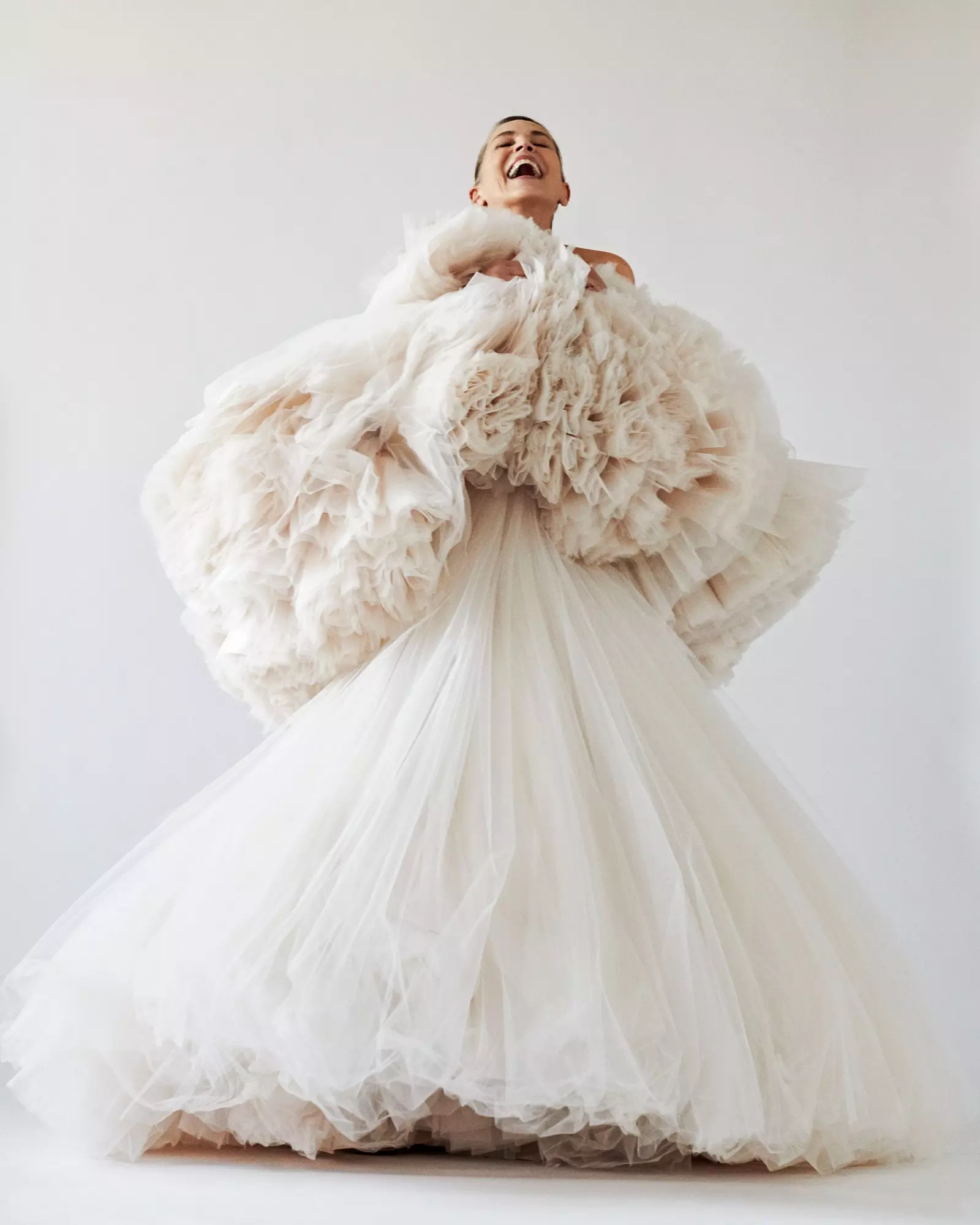Nữ diễn viên tạo dáng trong chiếc váy cưới Krikor Jabotian. Nhiếp ảnh của Branislav Simoncik.