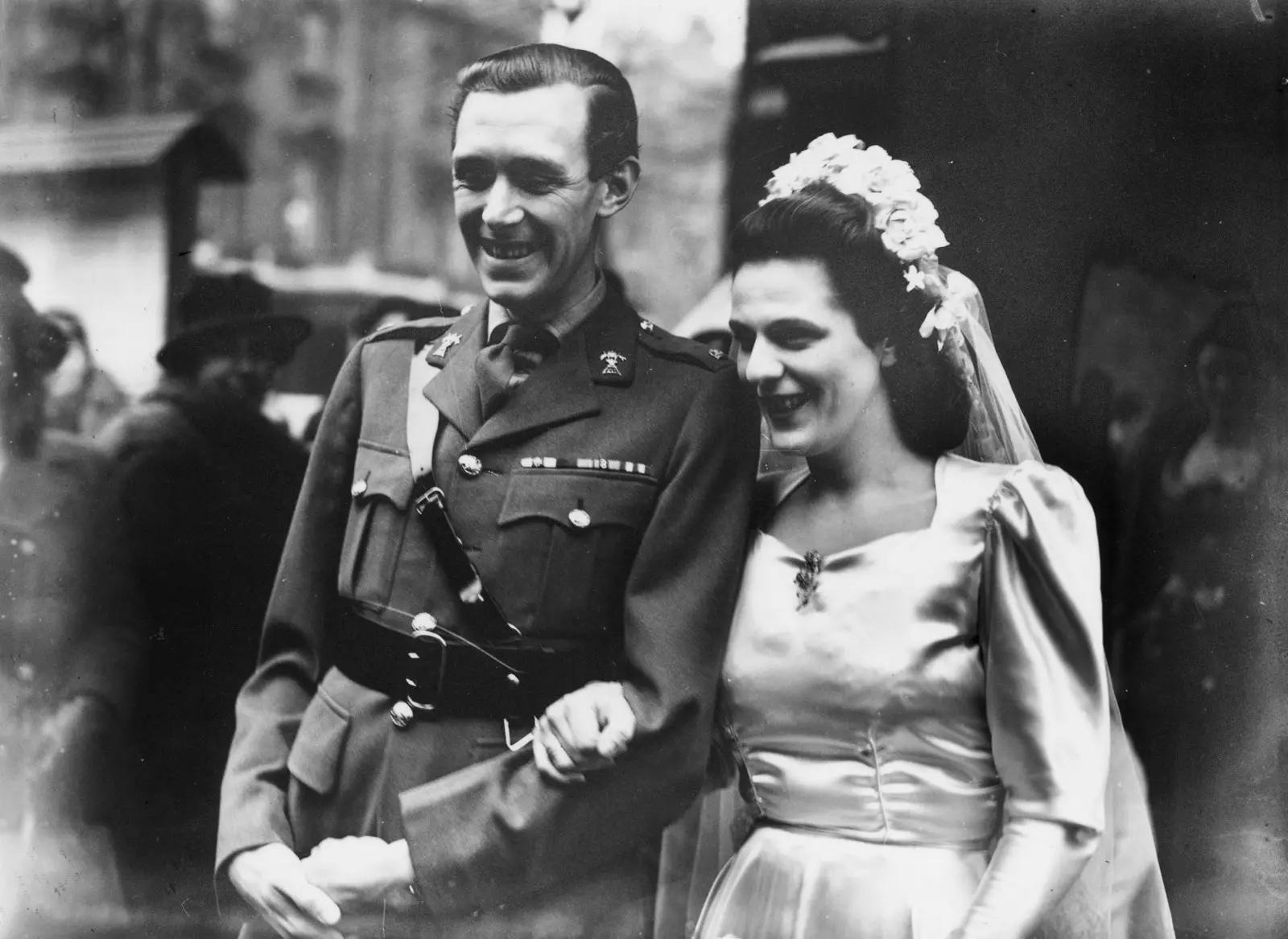 Tuismitheoirí Camilla Bruce Shand agus Rosalind Cubitt ar lá a bpósta i 1946.