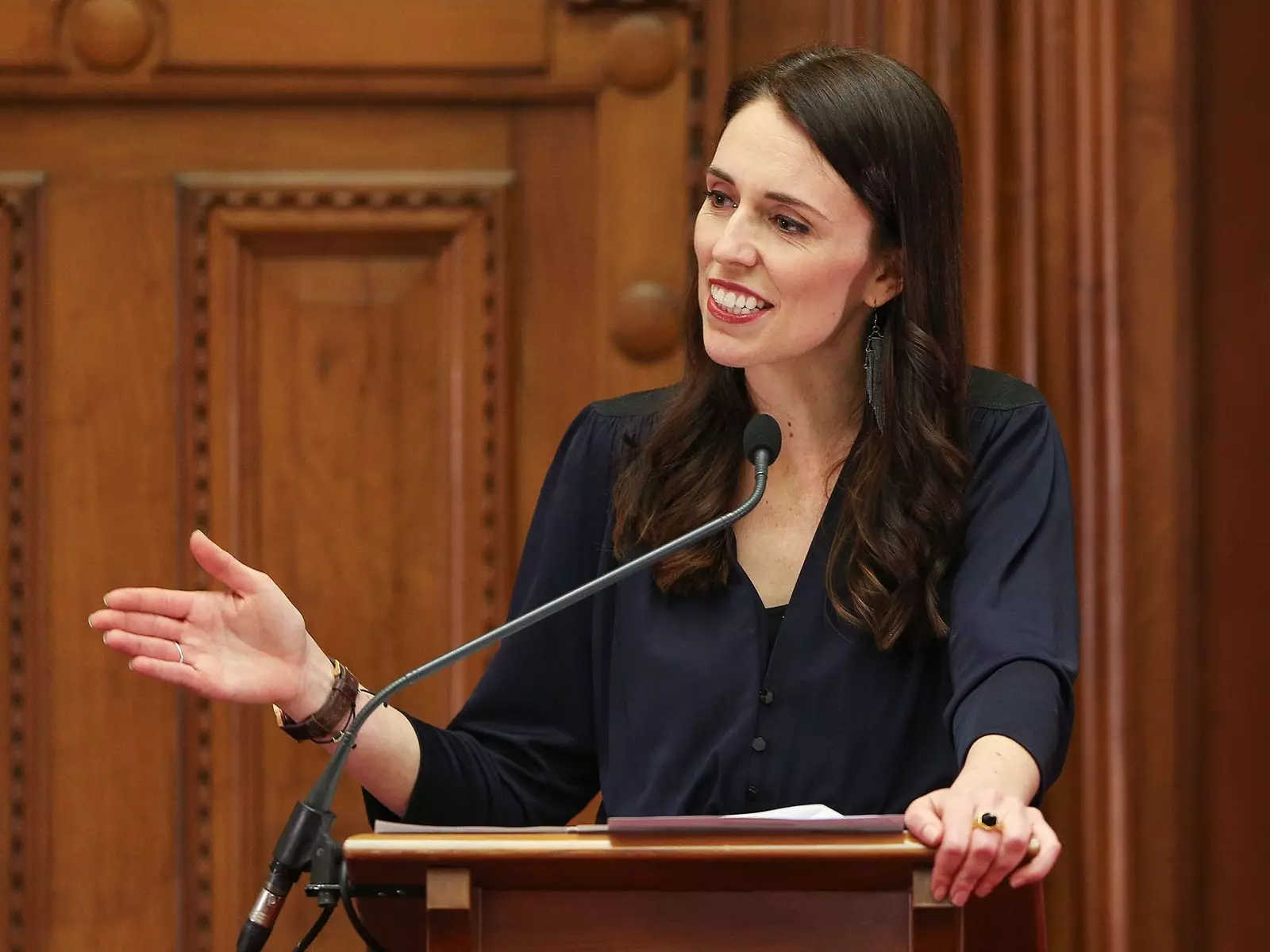 Jacinda Ardernová během včerejší tiskové konference.