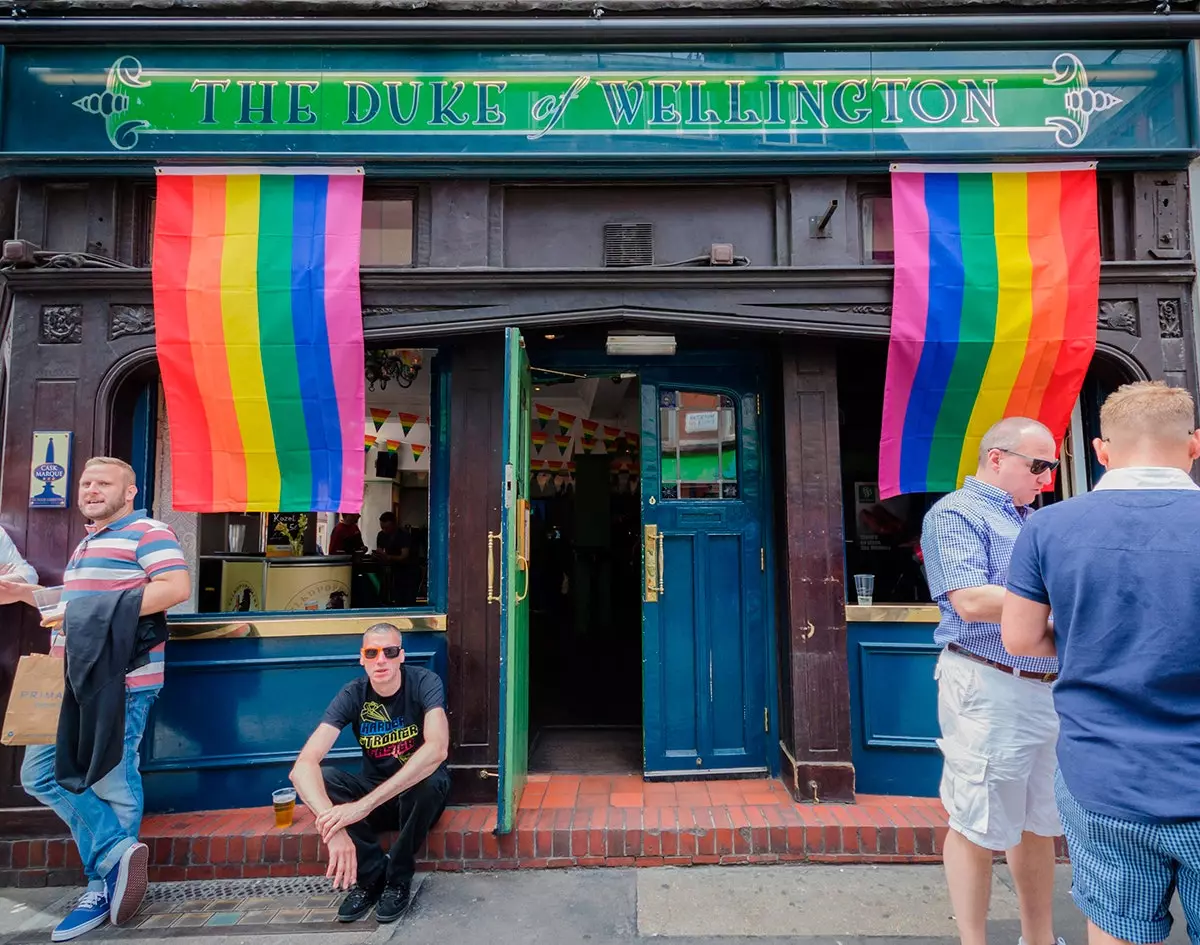 In homobar yn Soho yn Londen.