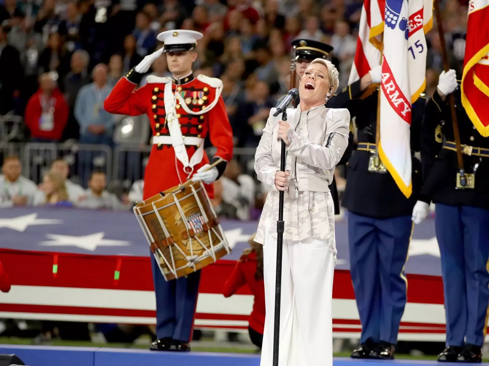 Pnk förklarar vad han tog ur munnen innan han sjöng hymnen på Super Bowl