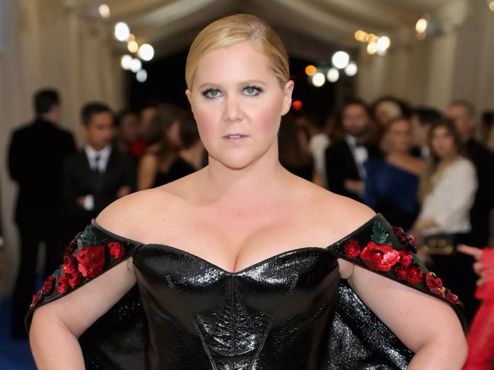 நேற்று திங்கட்கிழமை MET காலாவில் Amy Schumer.