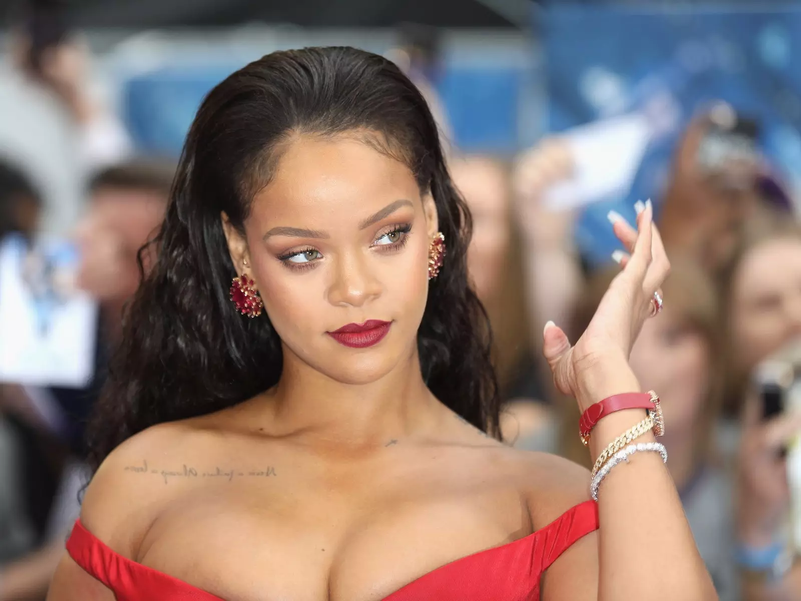 Rihanna ຍ່າງຫຼິ້ນ Coachella incognito ໃນ Gucci balaclava ເຢັນ