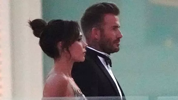 Victoria Beckham impresiona cun vestido prateado na voda do seu fillo