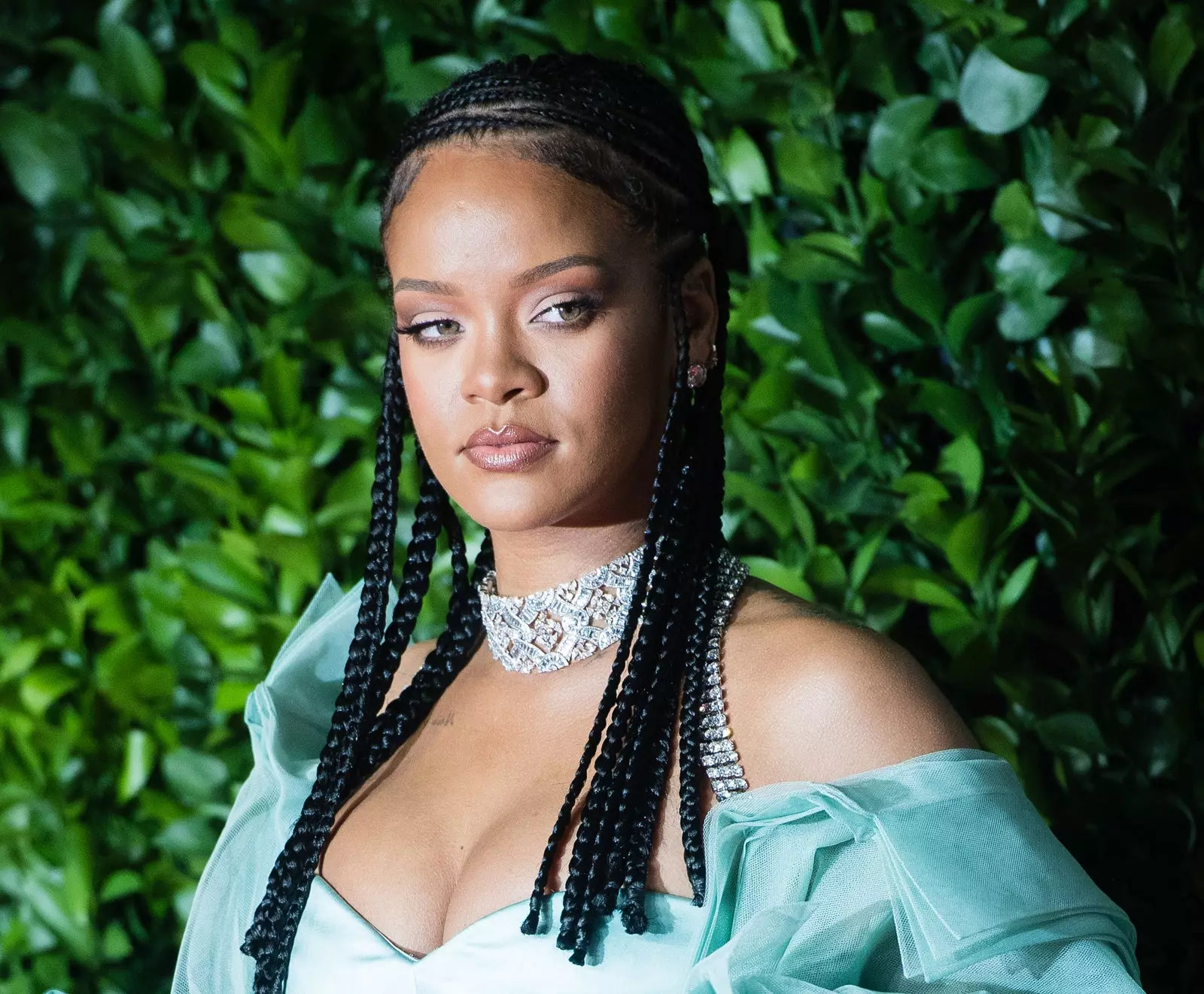 Rihanna își anunță noua linie de produse de îngrijire a pielii Fenty Skin