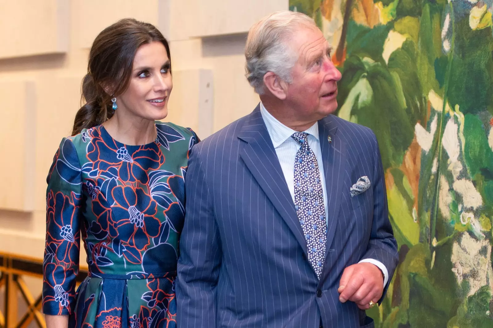 萊蒂齊亞王后和威爾士親王在 2019 年國家美術館索羅拉展覽上