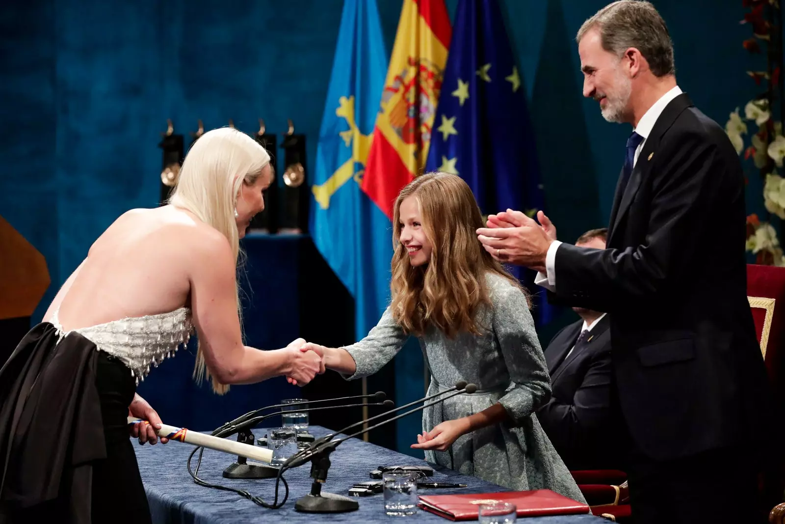 The moment in which the skier receives her award at the Campoamor theater in Oviedo.